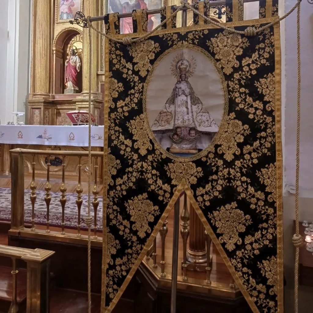 Bendecido el nuevo estandarte de la Virgen de Alarilla donado por la ...